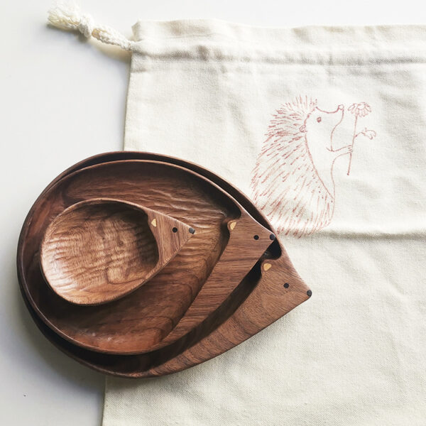 Hedgehog shaped walnut wood plate – FunnyWood
