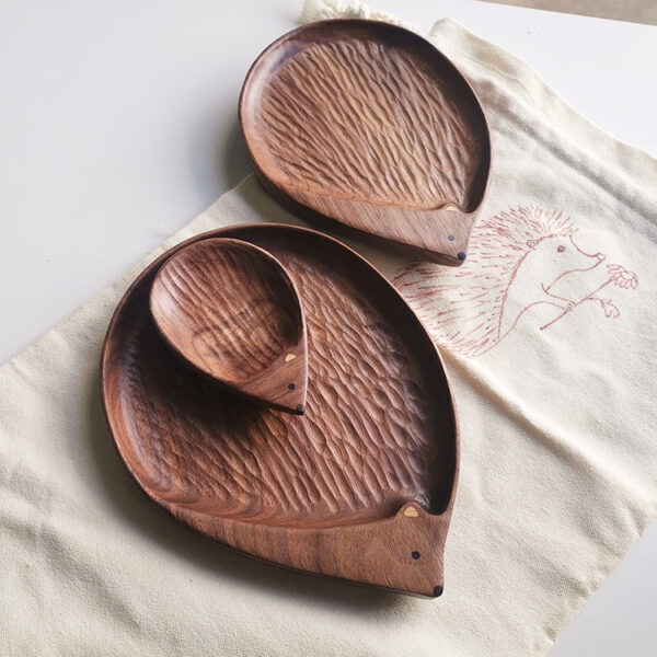 Hedgehog shaped walnut wood plate – FunnyWood